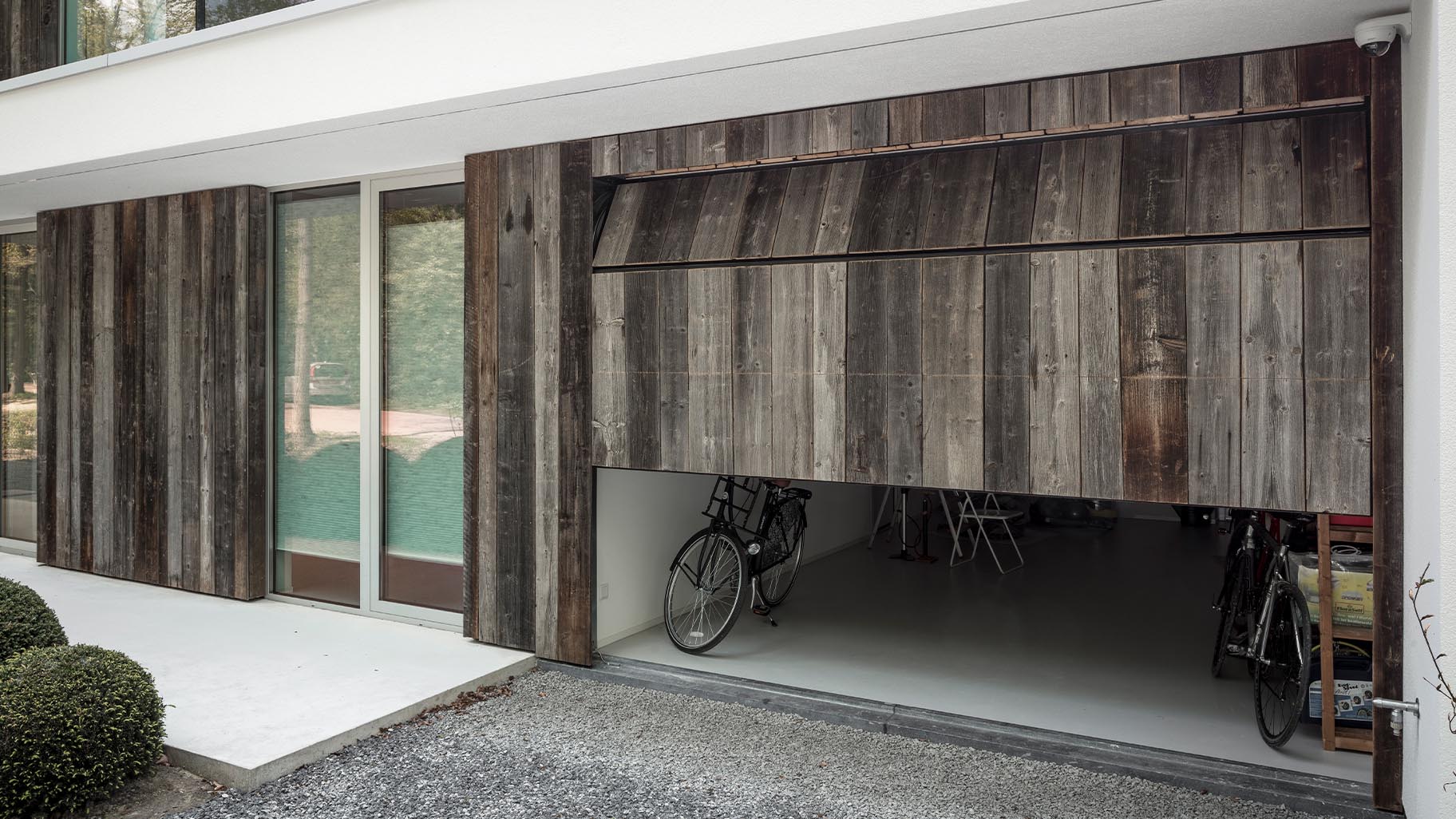 Barnwood houten garagedeur passend in wand | Different Doors