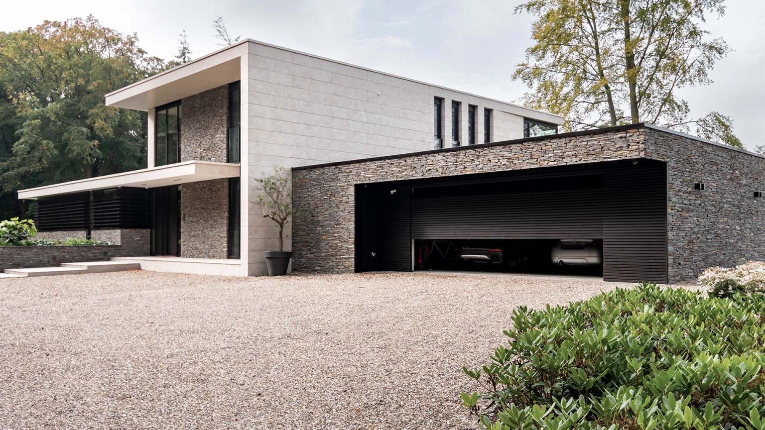 Garagedeur met Mato profielen | Different Doors