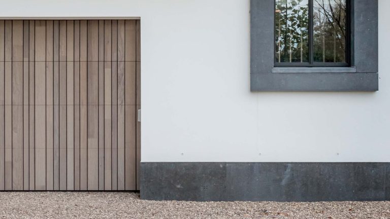 Project: Houten garagedeur achter de dag | Different Doors