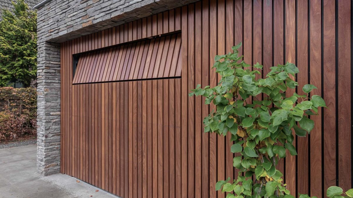 Project: Houten garagedeur gelijk met de gevel | Different Doors