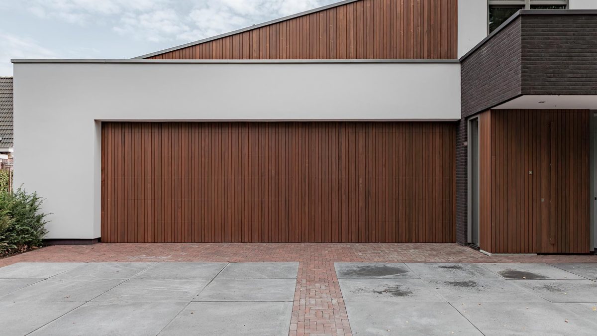 Twee houten garagedeuren gelijk met de gevel | Different Doors