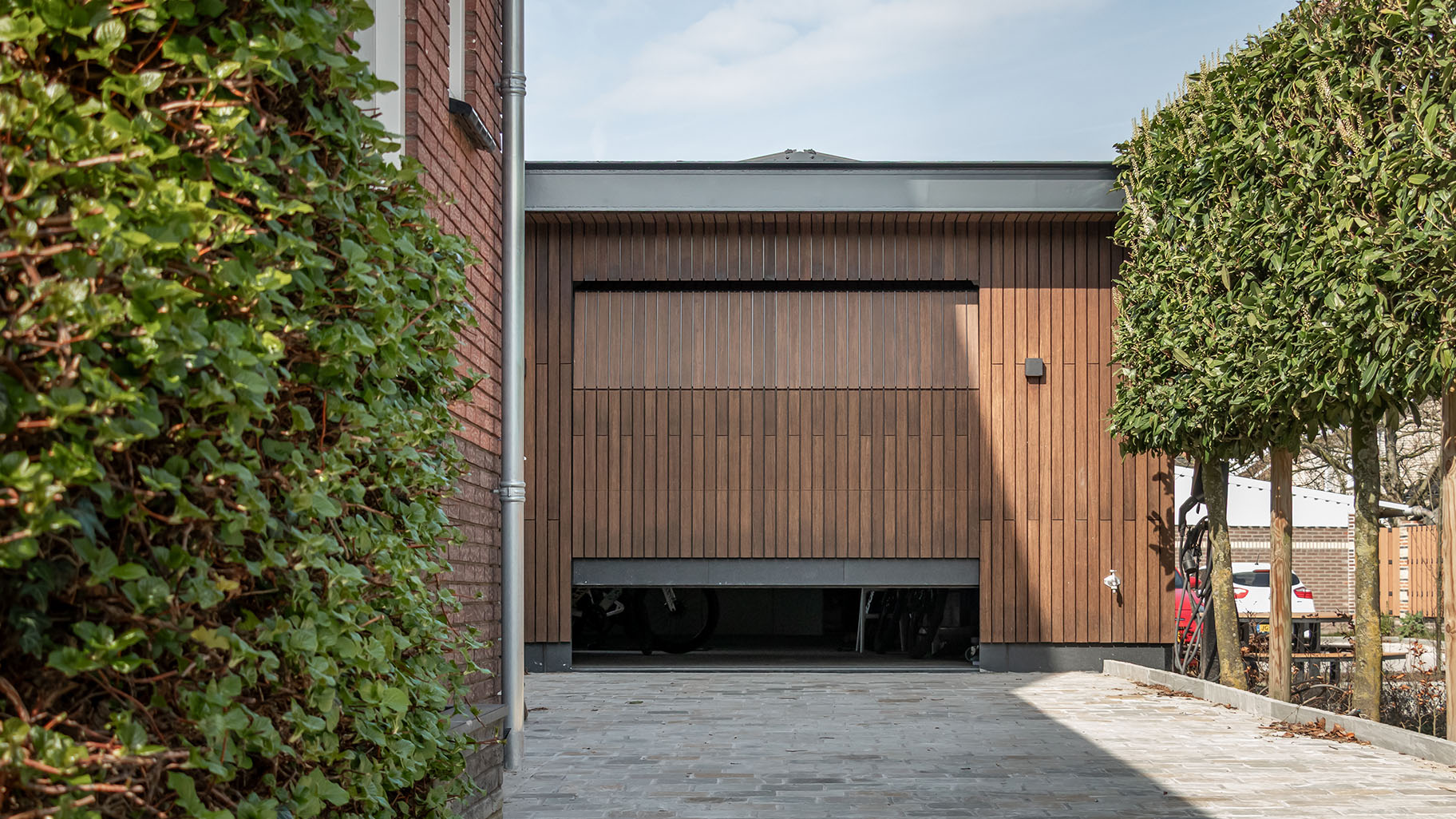 Houten sectionaaldeur van Bamboe gelijk met de gevel | Different Doors