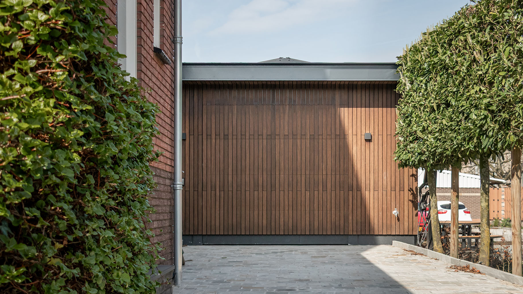 Houten sectionaaldeur van Bamboe gelijk met de gevel | Different Doors