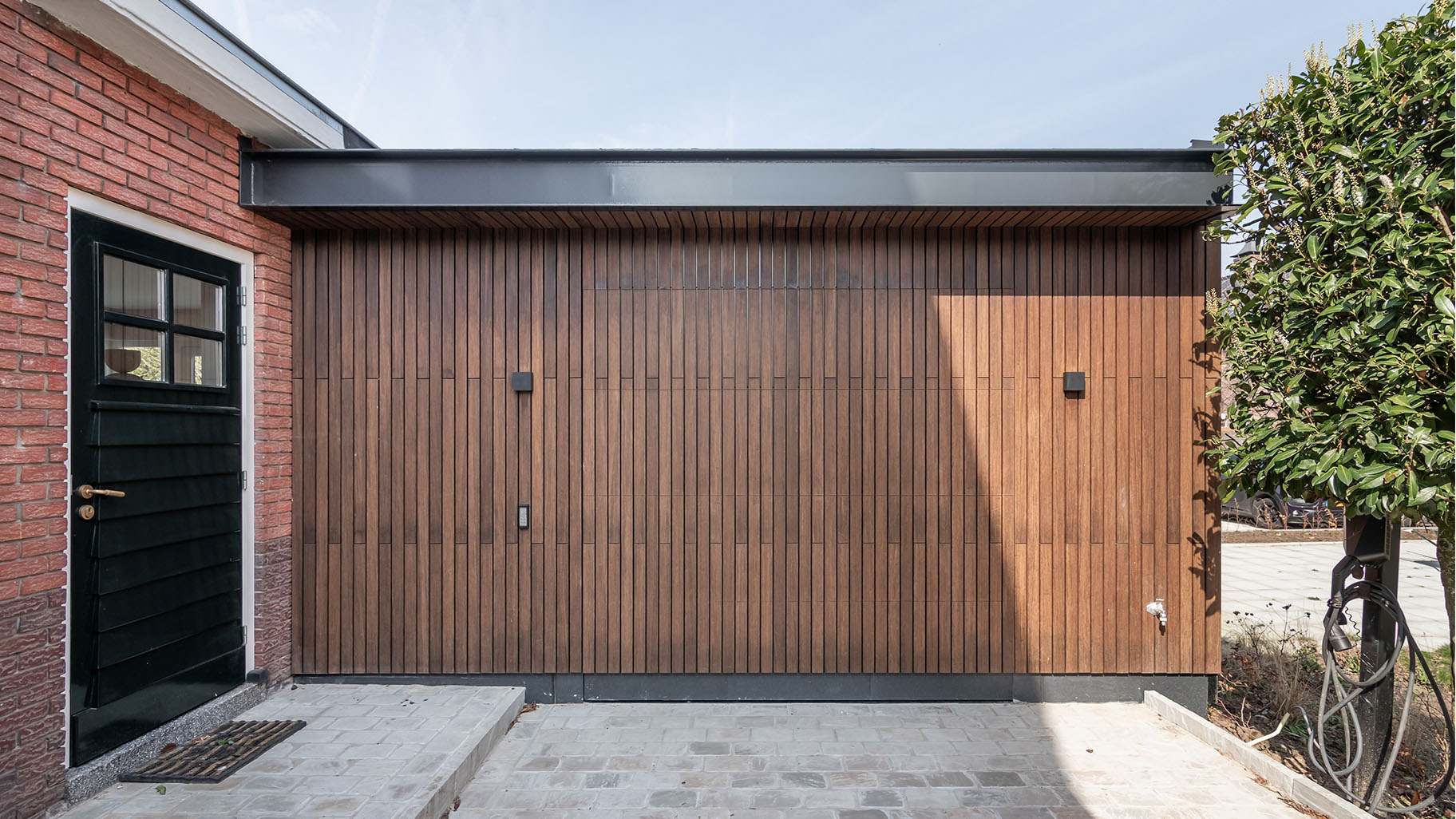 Houten sectionaaldeur van Bamboe gelijk met de gevel | Different Doors
